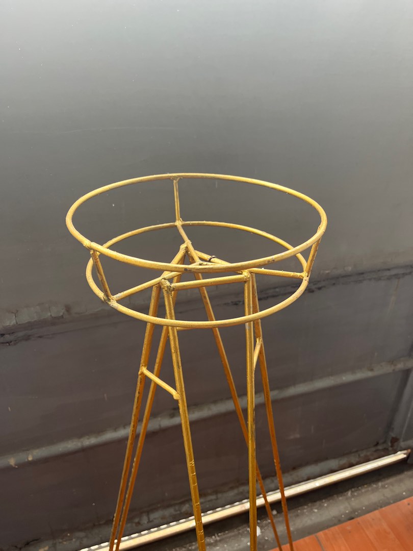 Stand Besi Bunga, Desain & Kerajinan Tangan, Lainnya di Carousell