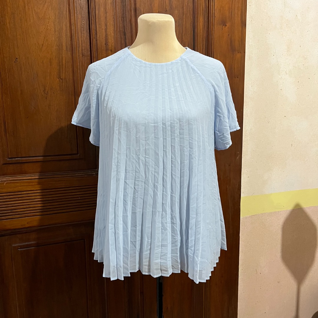 UNIQLO Pleated Blouse in Powder Blue, Women's Fashion, Tops, Blouses on ...