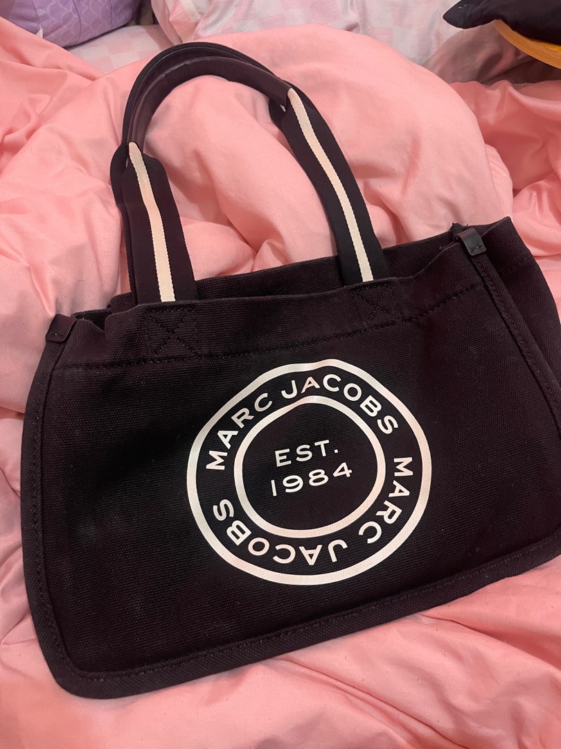 Marc Jacobs Signet Canvas Tote (Black), Luxury, Bags & Wallets on Carousell
