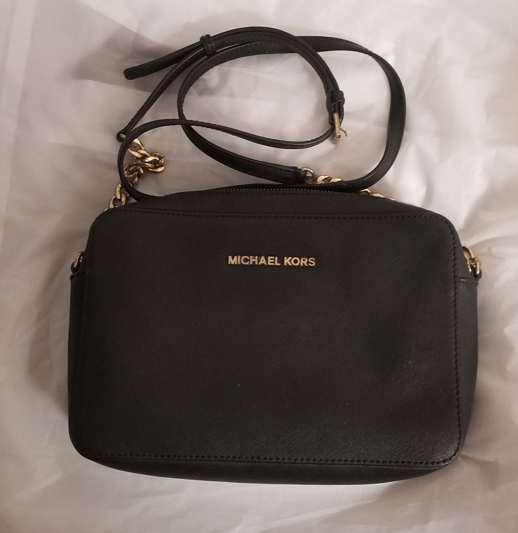 Michael Kors Crossbody Camera Bag, 名牌, 手袋及銀包 - Carousell