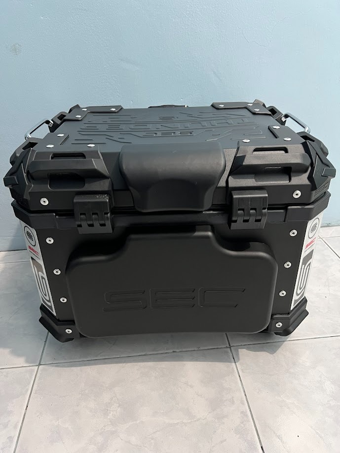 SEC Top Box 45 liters complete set - 4000 PHP., Motorbikes, Motorbike ...