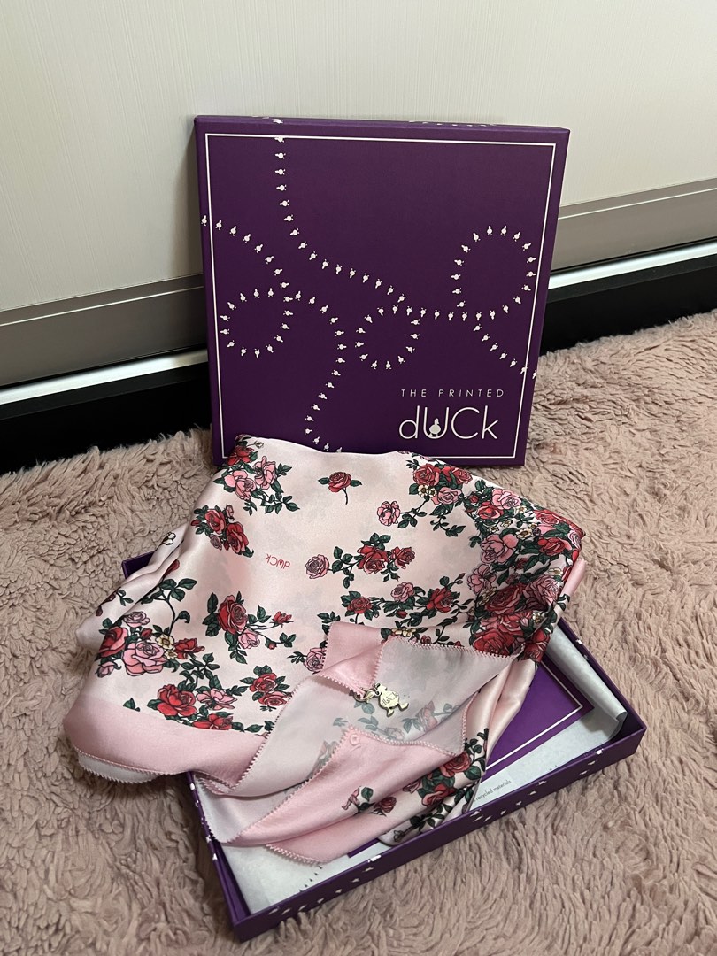 The Blooming dUCk Rose shawl in Poised, Women's Fashion, Muslimah ...