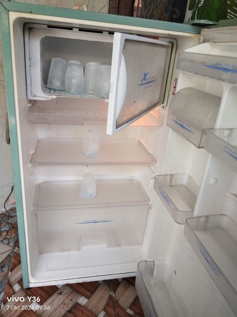 Di jual cepat kulkas 1 pintu merk sharp ada tutup prizernya, Elektronik, Lainnya di Carousell