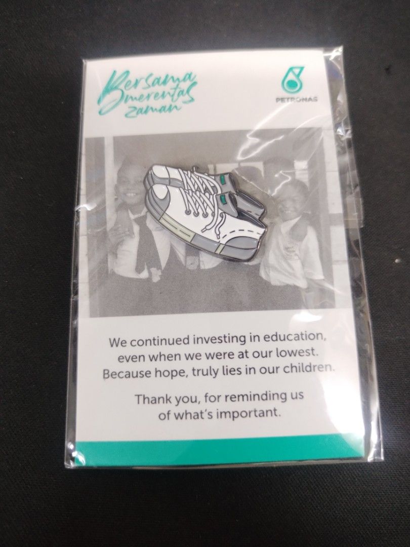 Limited Edition Petronas 45th Years Anniversary Enamel Pin, Hobbies ...