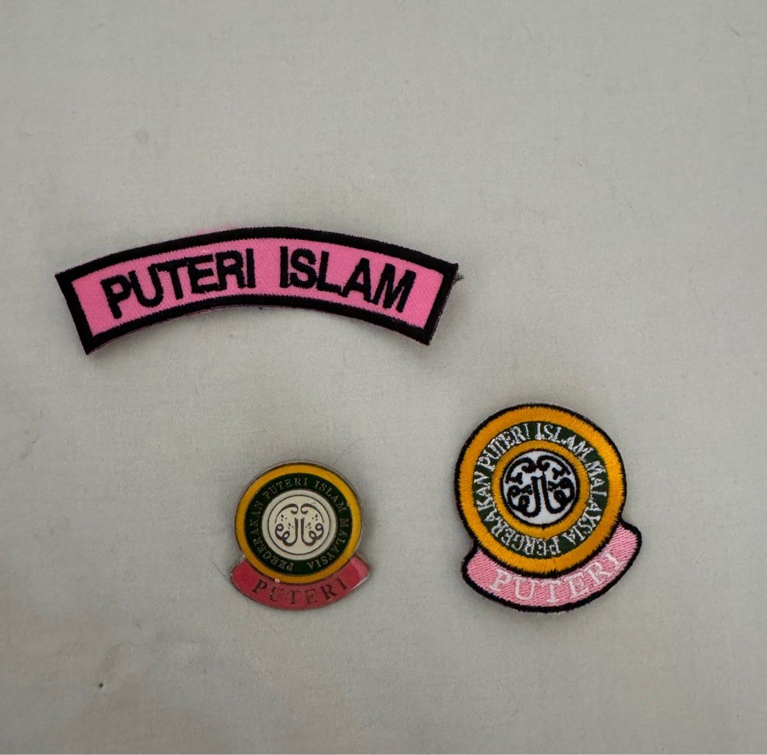 Baju T shirt Muslimah Puteri Islam dan Pin, Men's Fashion, Muslim Wear ...