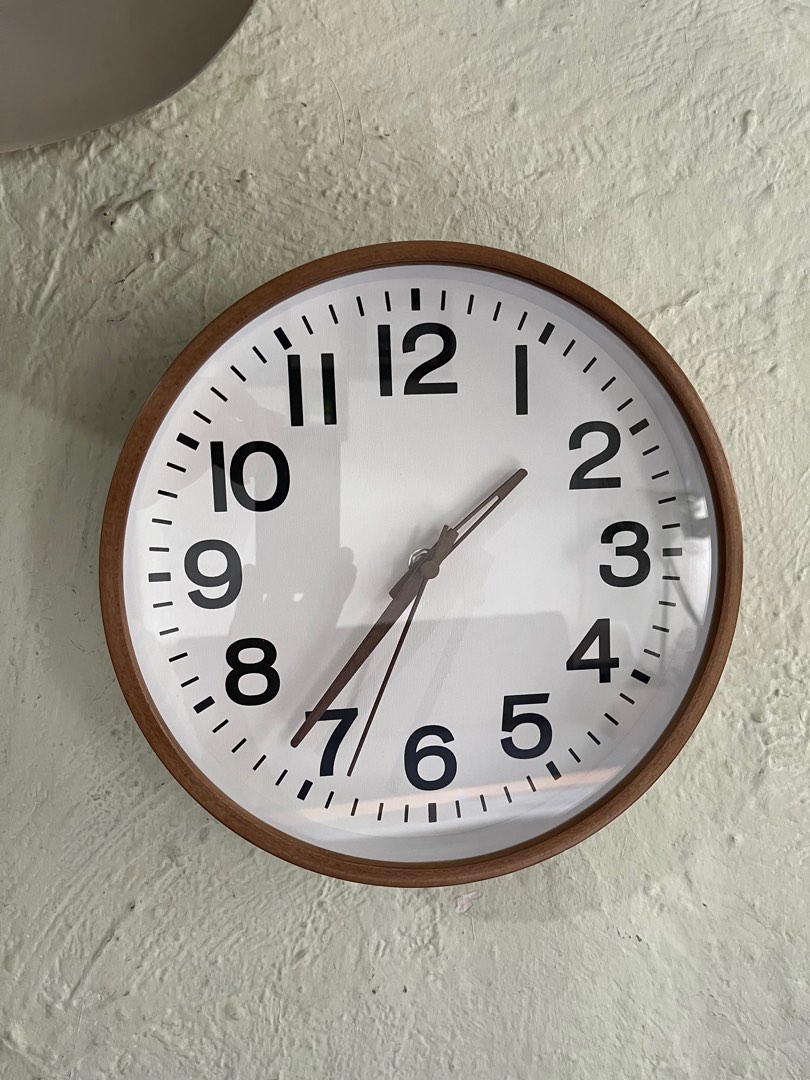 Minimal Muji Style Quartz Clock, 傢俬＆家居, 家居裝飾, 時鐘 - Carousell