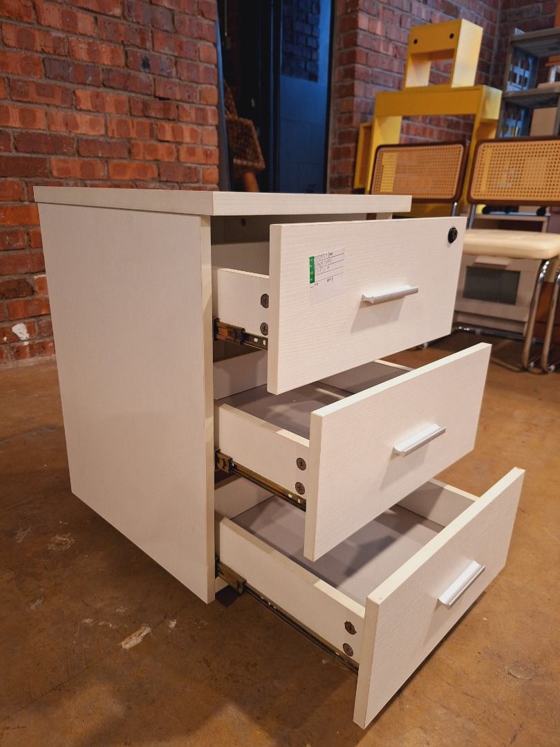 Modern White Wooden Pedestal 3-tier Chest of Drawer | Almari 3 laci ...