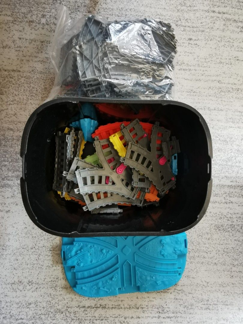 Thomas the tank engine (4 sets + extra tracks) see individual images ...