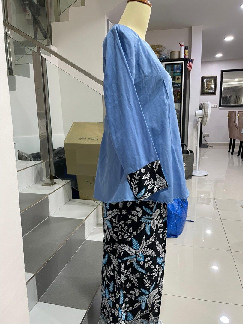 Baju kurung biru kain corak batik, Women's Fashion, Muslimah Fashion ...
