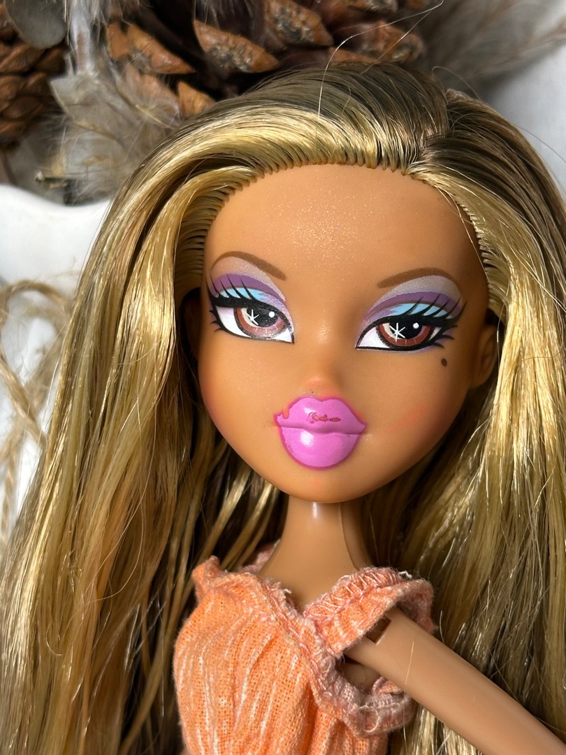 Bratz World tour yasmin, Hobbies & Toys, Toys & Games on Carousell