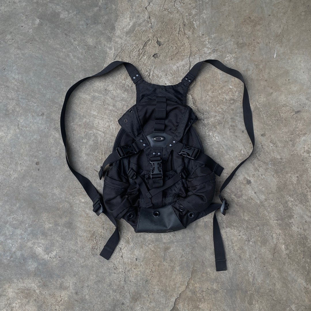 Oakley Mini Icon Black Tactical Backpack, Men's Fashion, Bags ...