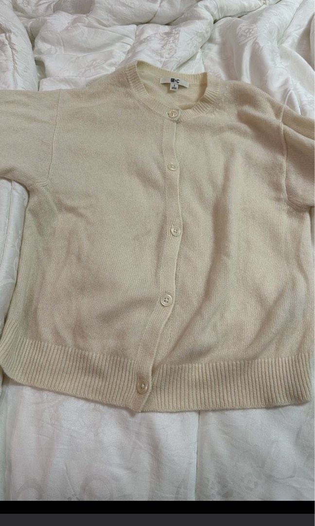 UNIQLO 100% CASHMERE ASLI BELI DI MALL, Fesyen Wanita, Pakaian Wanita, Atasan di Carousell