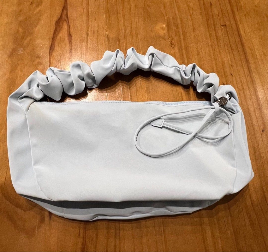 Carlyn Babe Medium Baby Blue Sling Bag Puffy Bag Authentic Original, Fesyen Wanita, Tas & Dompet ...