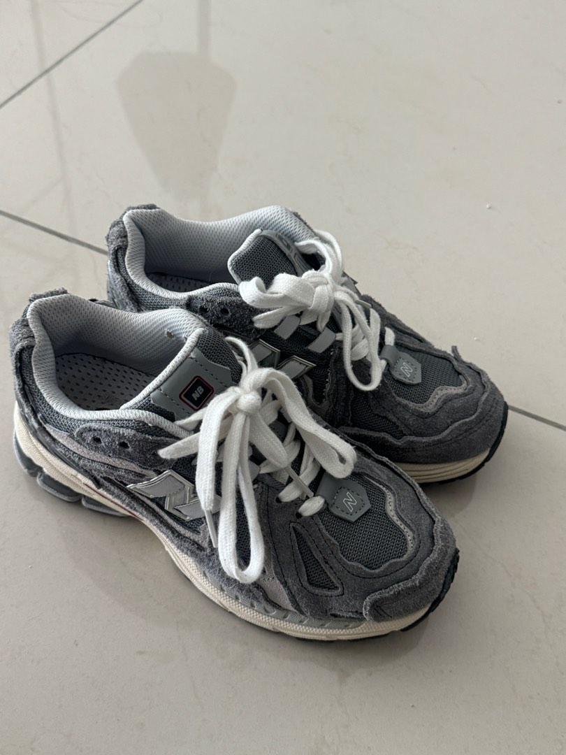 New balance 4uk, Women's Fashion, Footwear, Sneakers on Carousell