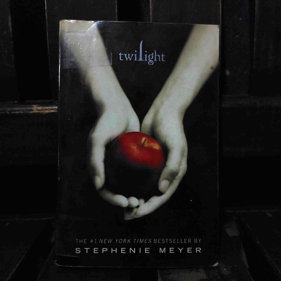 Twilight by Stephanie Meyer novel fantasy young adult romance vampire ...