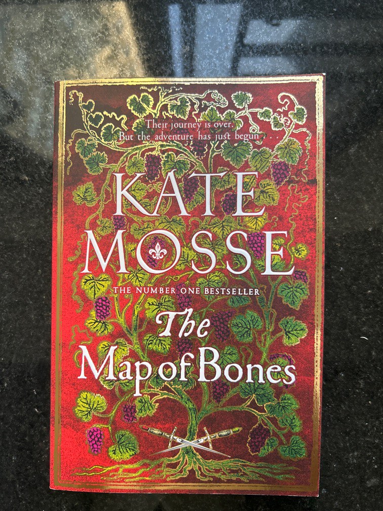 Kate Mosse Book The Map of Bones, 興趣及遊戲, 書本 & 文具, 小說 & 故事書 - Carousell