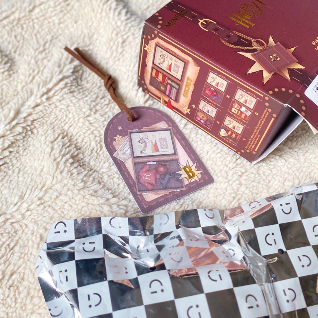 Miniso x Harry Potter Blind Box Suitcase Pendant Hogwarts School Season ...