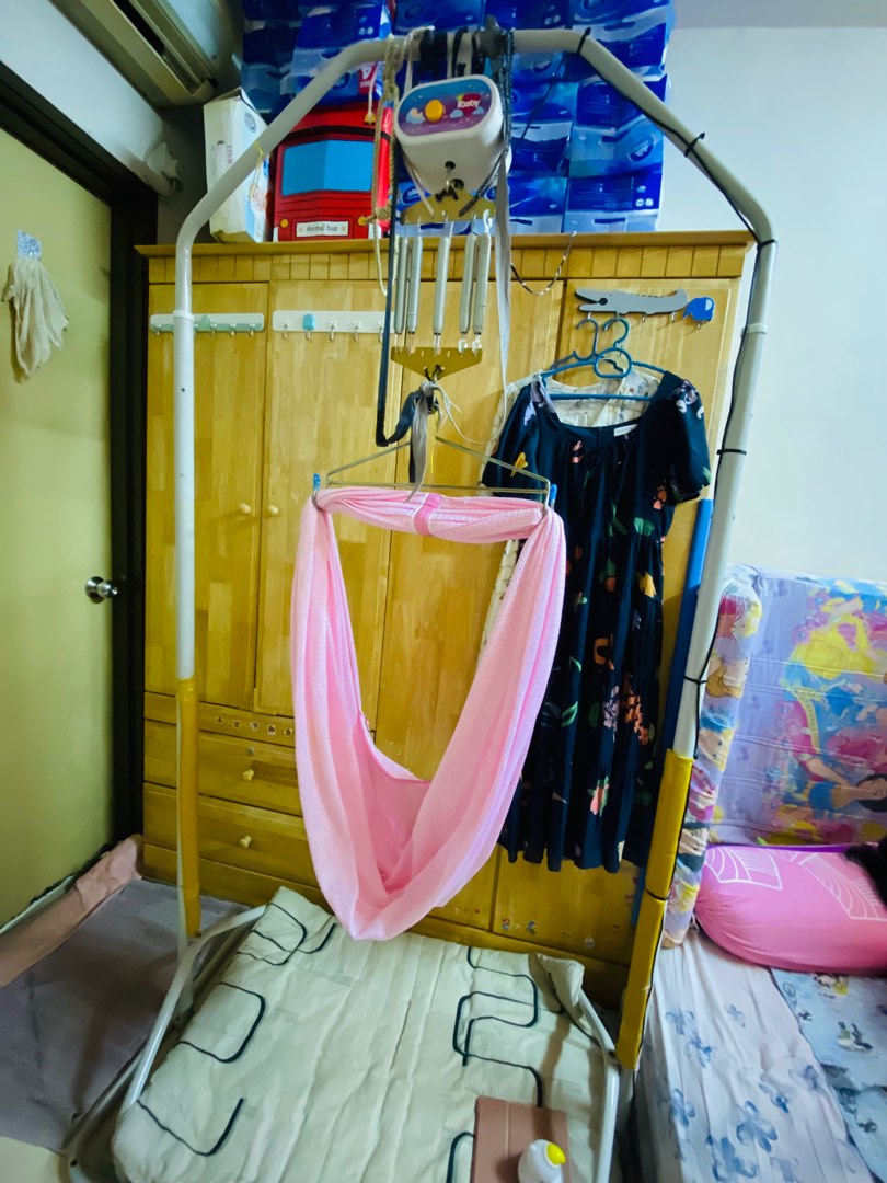 Preloved 90% New Baby Spring Cot Stand Full Set Cradle Swing RM180 only ...