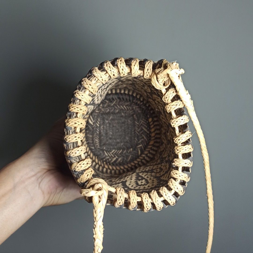 Tas Anjat Anyaman Kulit Kayu khas Dayak Kalimantan Handmade Crafts Kerajinan Tangan Rotan Purun ...