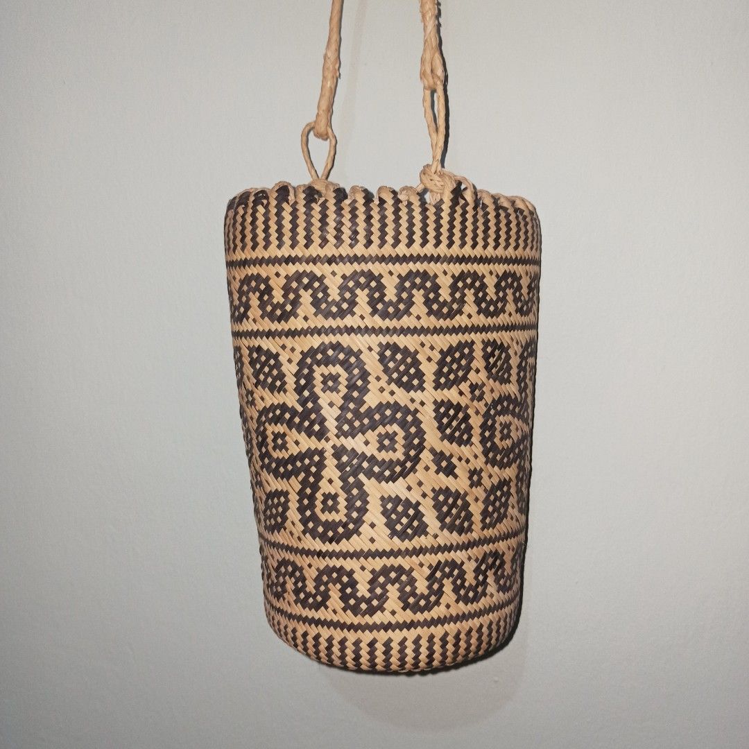 Tas Anjat Anyaman Kulit Kayu khas Dayak Kalimantan Handmade Crafts Kerajinan Tangan Rotan Purun ...
