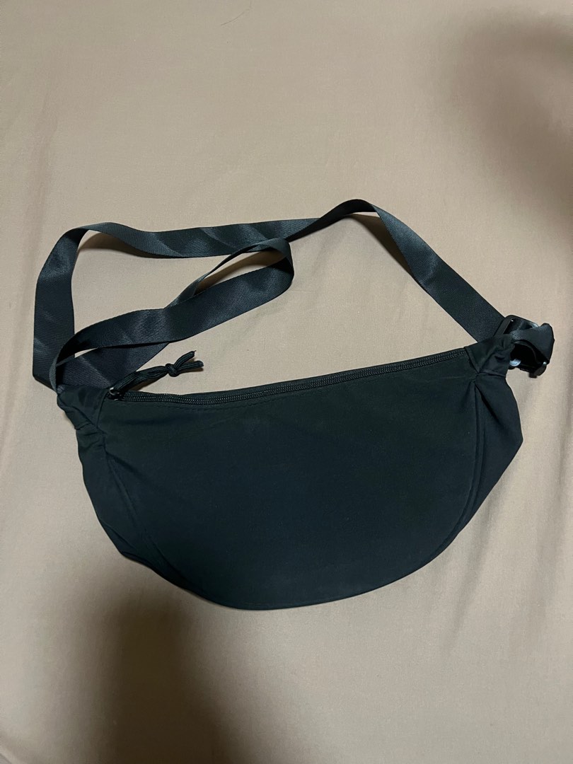 Dumpling Sling Bag Black, Men's Fashion, Bags, Sling Bags on Carousell