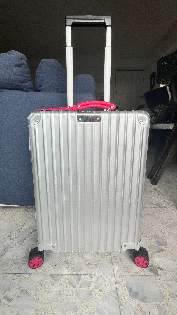 Rimowa Classic Cabin (Custom - Pink), 興趣及遊戲, 旅行, 旅遊 - 行李箱 - Carousell