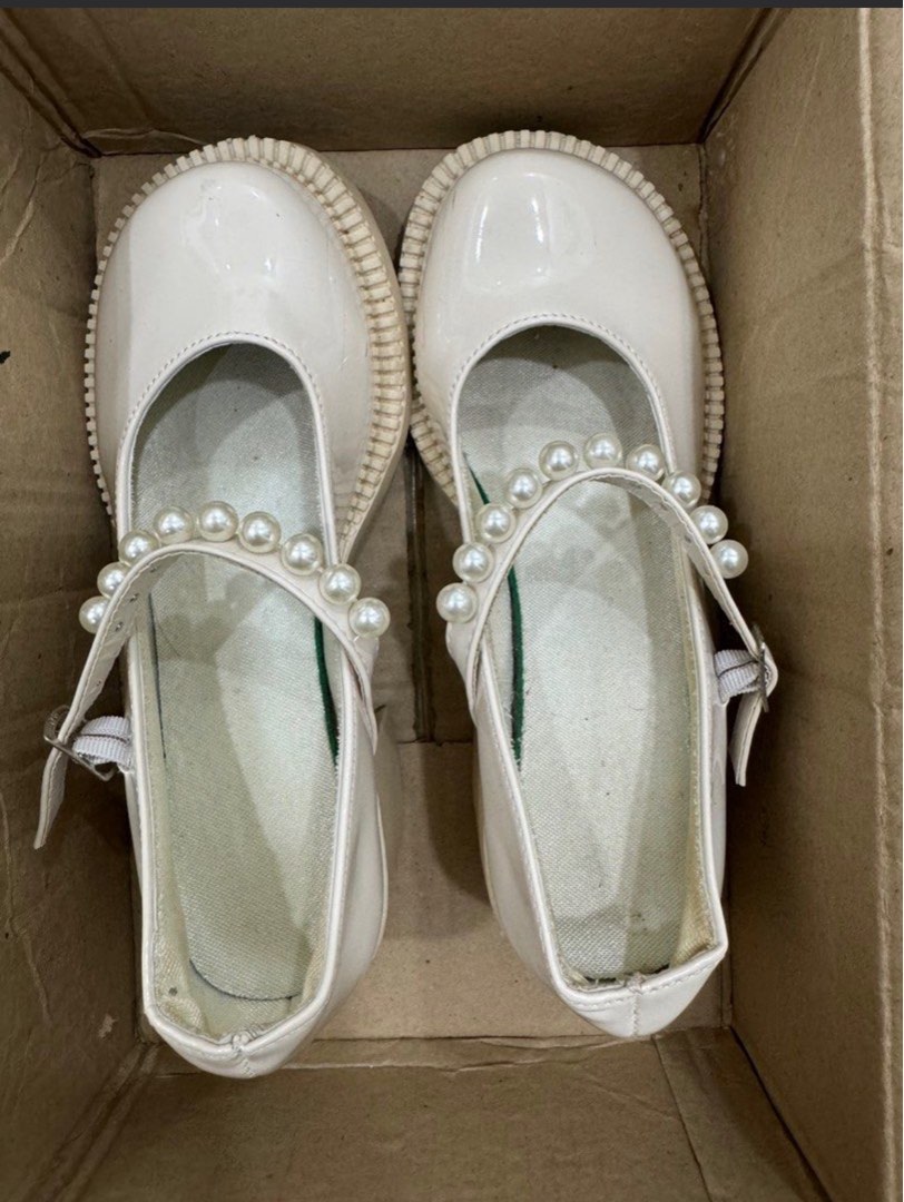 Sepatu Mary Jane Putih Pearl, Fesyen Wanita, Sepatu di Carousell