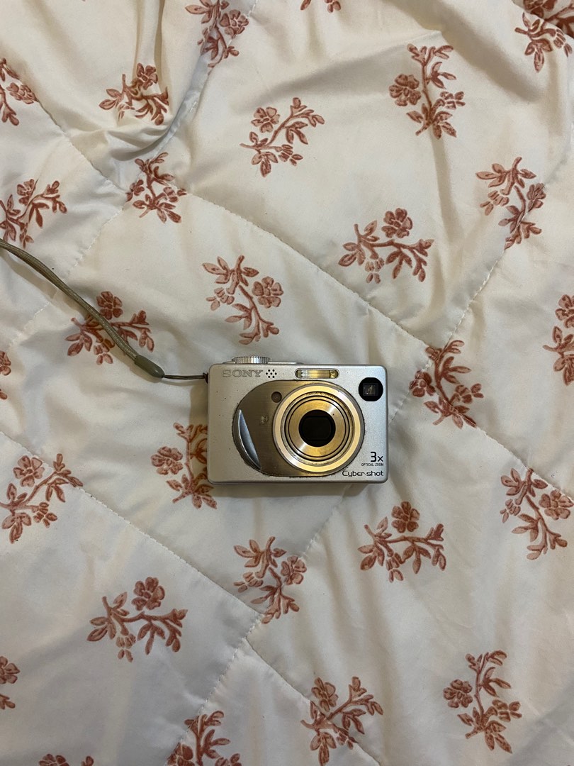 defective digicam, Photography, Cameras on Carousell