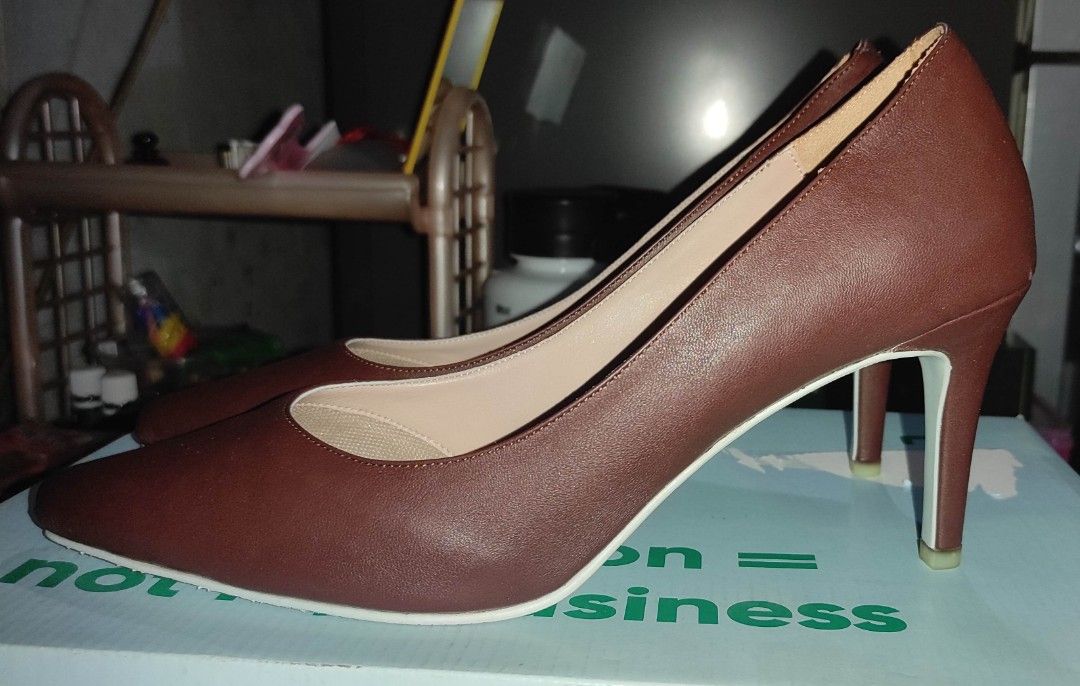 Sepatu Hak Tinggi warna Coklat merk Amazara Elaine Heels, Fesyen Wanita ...