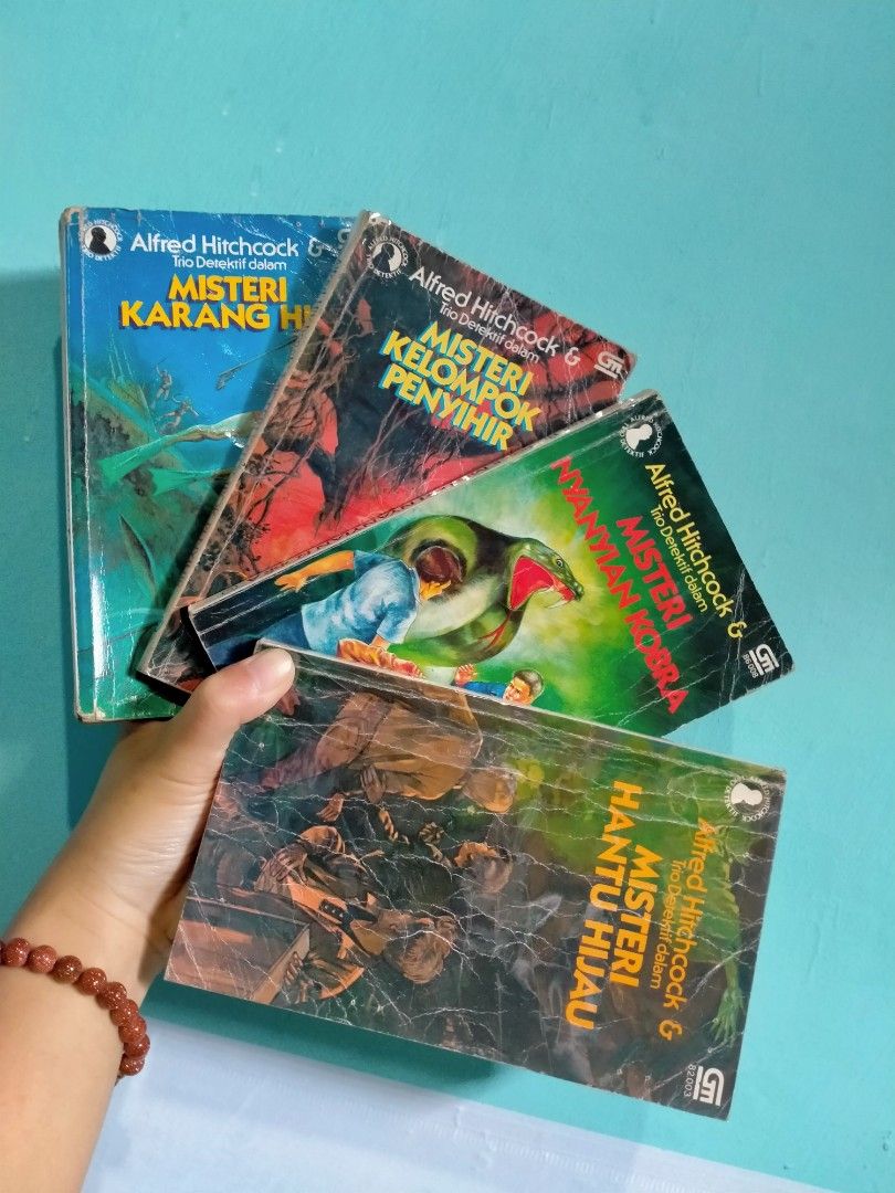 ALFRED HITCHCOCK & TRIO DETEKTIF : MISTERI KARANG HIU,MISTERI KELOMPOK ...