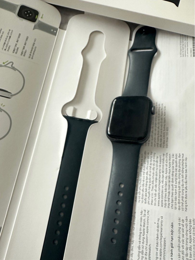 Authentic Apple SE Watch Full-set with box and multiple straps, Mobile ...