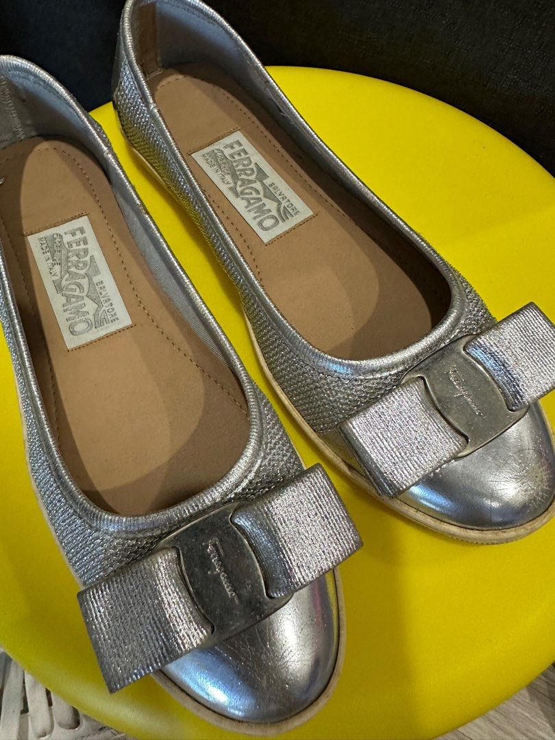 Flats Classic Signature Logo, Women's Fashion, Footwear, Flats on Carousell