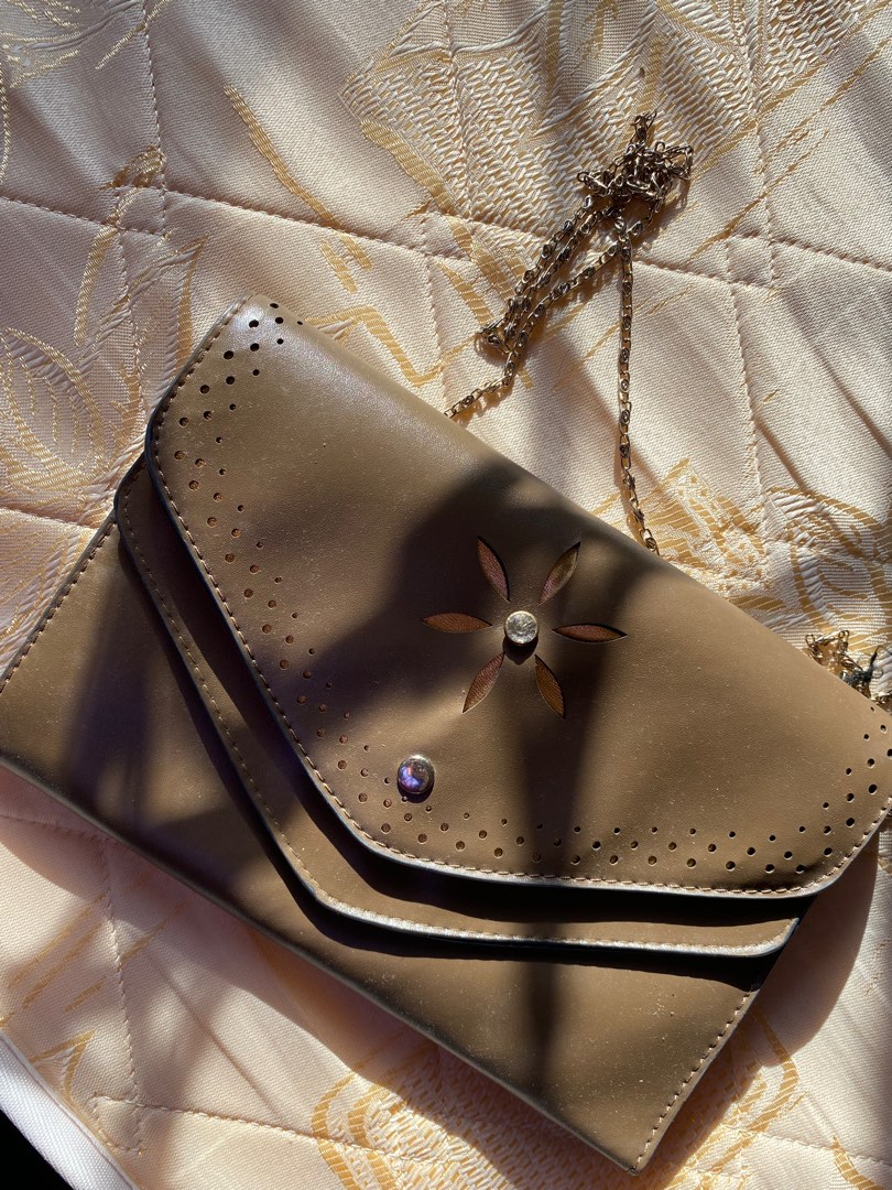 Handbeg, Women's Fashion, Bags & Wallets, Purses & Pouches on Carousell