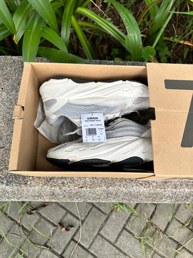 Yeezy 700 Static V2, Men's Fashion, Footwear, Sneakers on Carousell