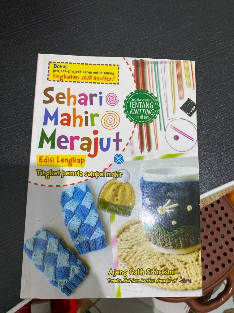 Buku SEHARI MAHIR MERAJUT - AJENG GALIH SITORESIDI, Buku & Alat Tulis ...