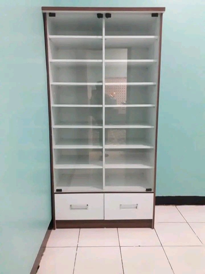 Lemari sepatu pintu kaca polos, Perabotan Rumah di Carousell