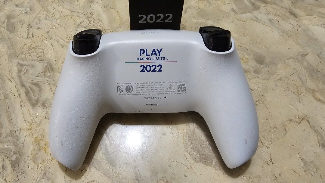 Limited edition 2022 winter holiday PS5 Dualsense controller, Video ...