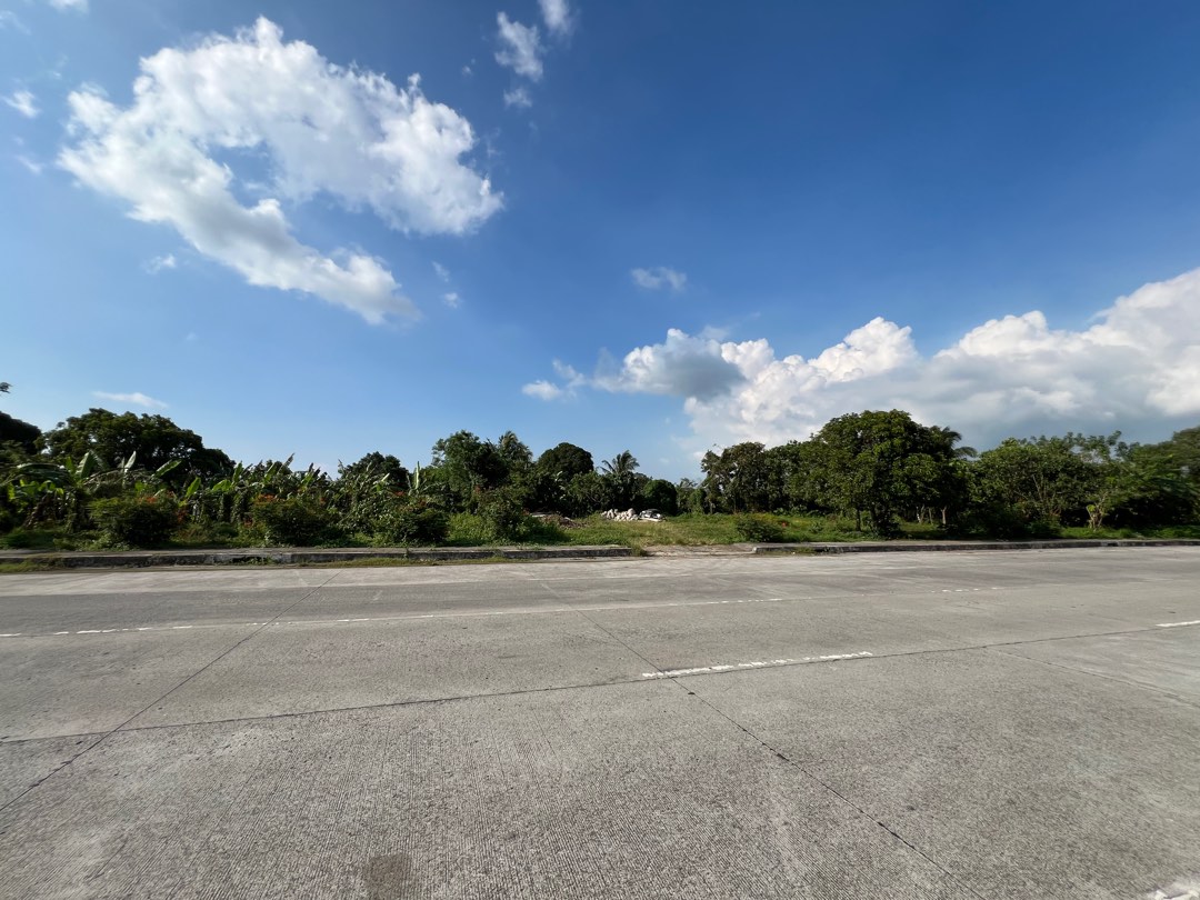 Soon to rise! Residential lot along East West Road Amadeo, Cavite ...