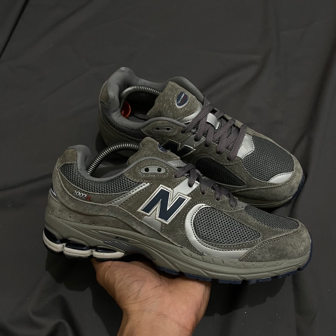 New balance 2002r, Fesyen Pria, Sepatu , Sneakers di Carousell
