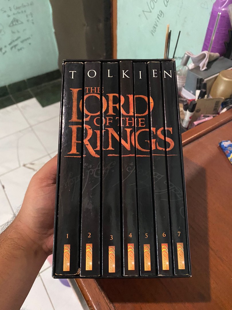 BOX SET - THE LORD OF THE RINGS (7 SERI BUKU) - J.R.R TOLKIEN, Buku & Alat Tulis, Buku di Carousell