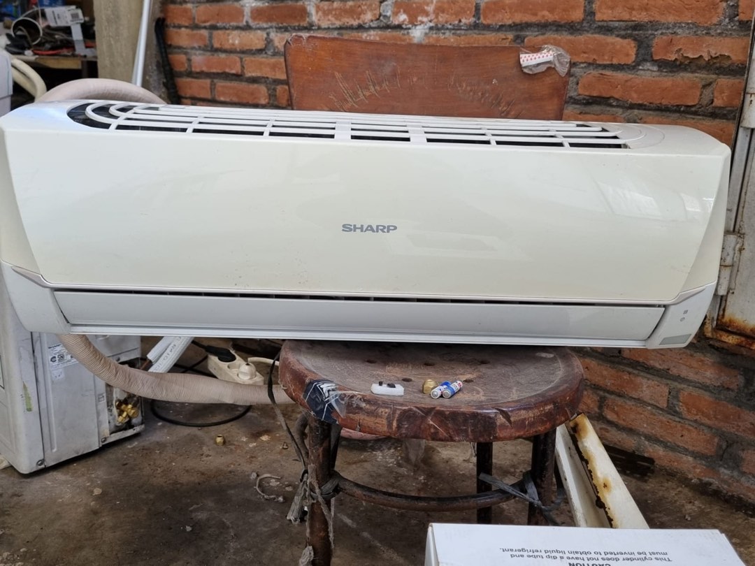 AC Sharp bekas 1/2 pk, Elektronik, Lainnya di Carousell