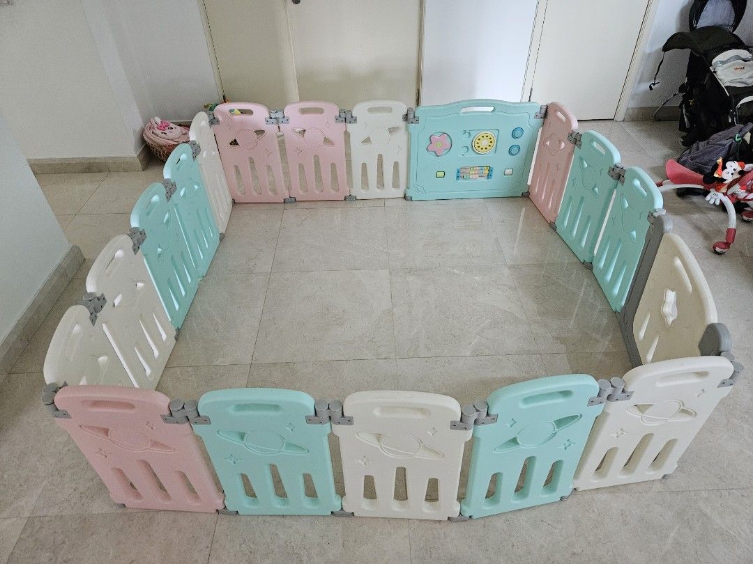 Coby Haus Fence total 18 pieces: 16 panels + 1 door + 1 big panel ...