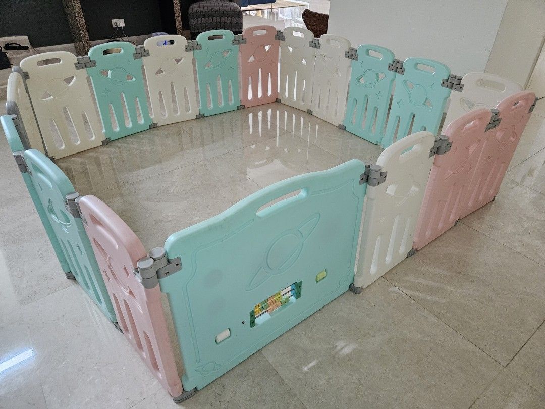 Coby Haus Fence total 18 pieces: 16 panels + 1 door + 1 big panel ...