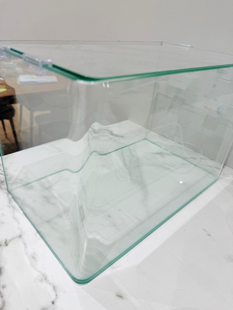 Fish tank aquarium in good condition. Size 35cm x 20cm x 22cm. Come ...