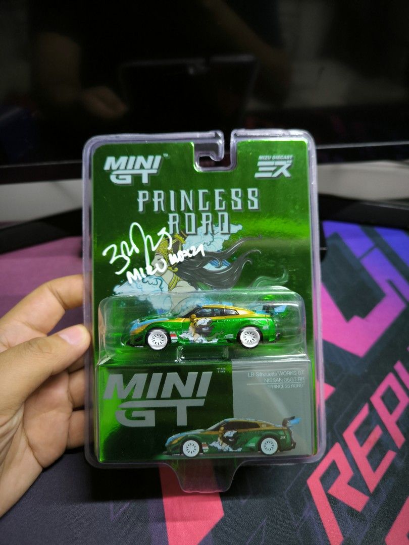 Mini Gt Nissan Gtr R35 Princess RoRo Mizu with Signature, Hobbies ...