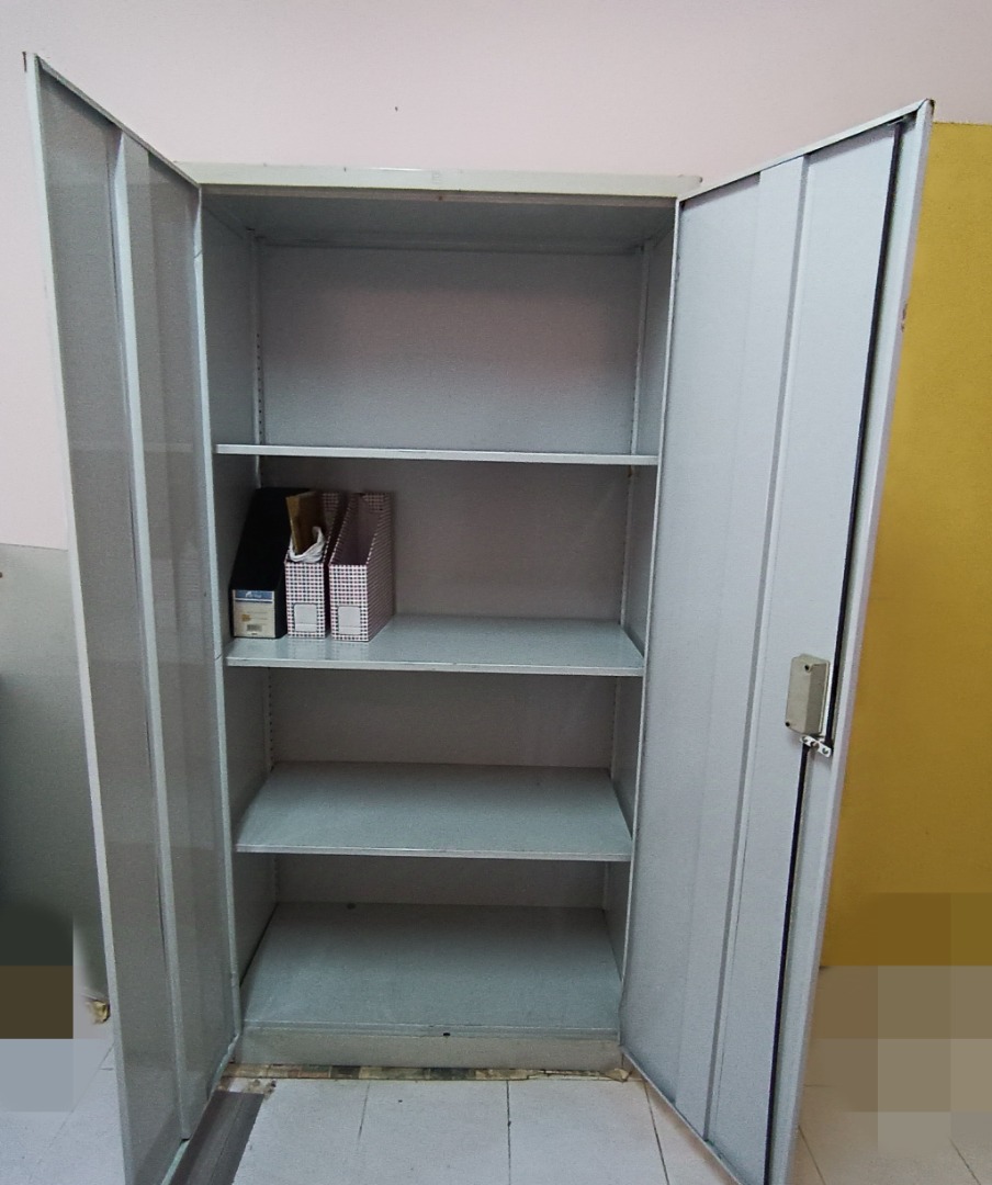 Kabinet besi/Metal cabinet/file cabinet with lock, size 3'x 6' ( Self ...