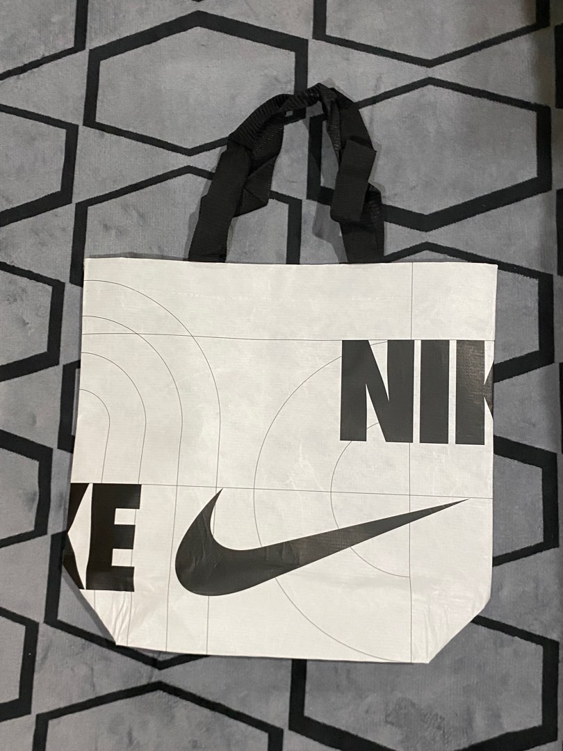 Nike reusable bag Medium, Men's Fashion, Bags, Belt bags, Clutches and ...