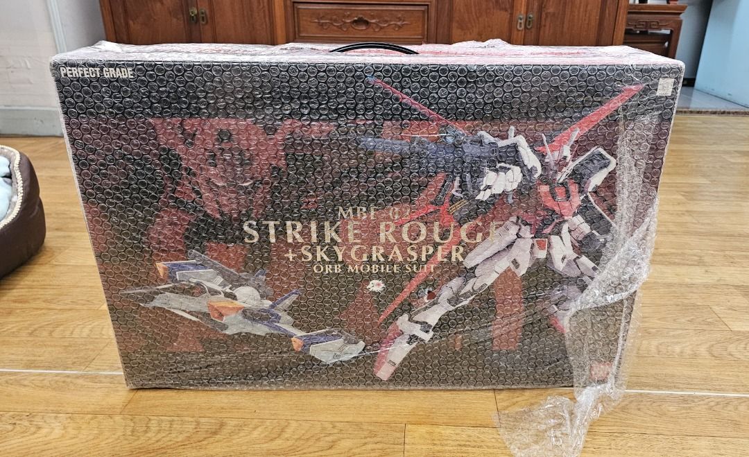 全新 Bandai 嫣紅突擊高達 + 空中霸王 Rouge Strike Gundam Perfect Grade, 興趣及遊戲, 玩具 ...