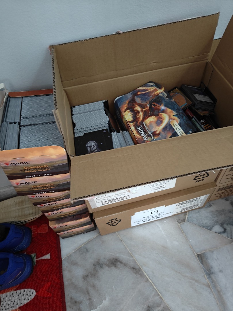 A carton of MTG japanese version ( inside got 6 boxes full of cards ...