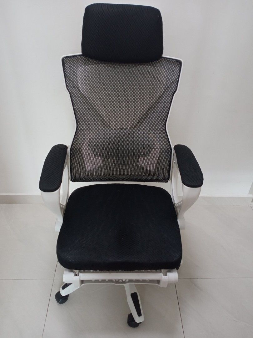 Gaming Chair with Arm & Leg Rest (VWINPER) on Carousell